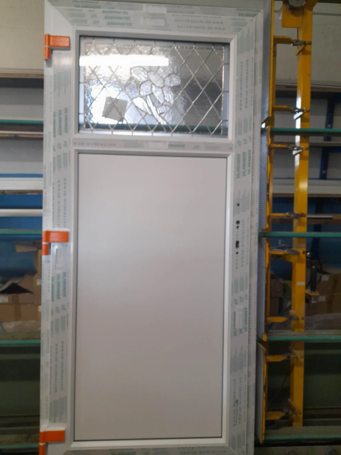 Predám nové plastové vchodové dvere s vitrážou - Dvere