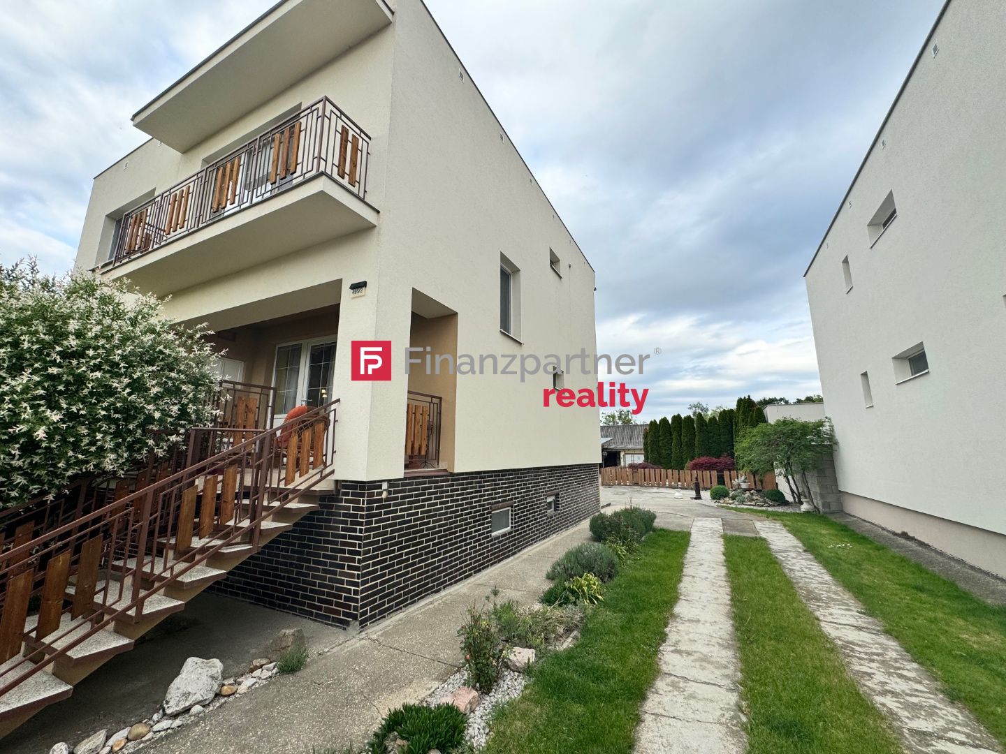 Na predaj 6 izbový rodinný dom Trhová Hradská - Domy