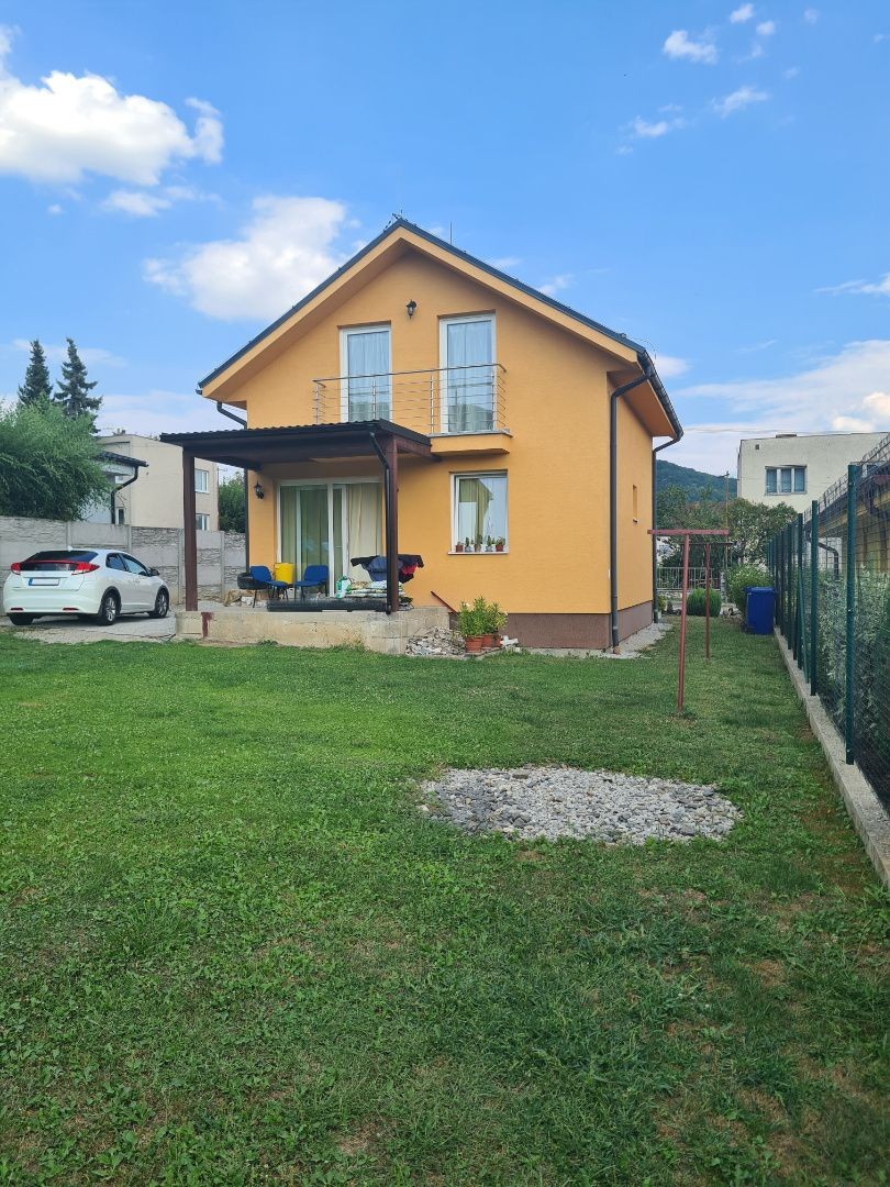 8 ročná novostavba nízko-energetického rodinného domu v Budči (Drevodom ...