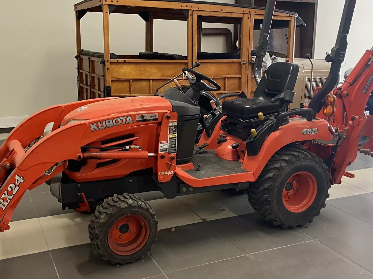 Kubota BX24D malotraktor 4x4 - Vlečky